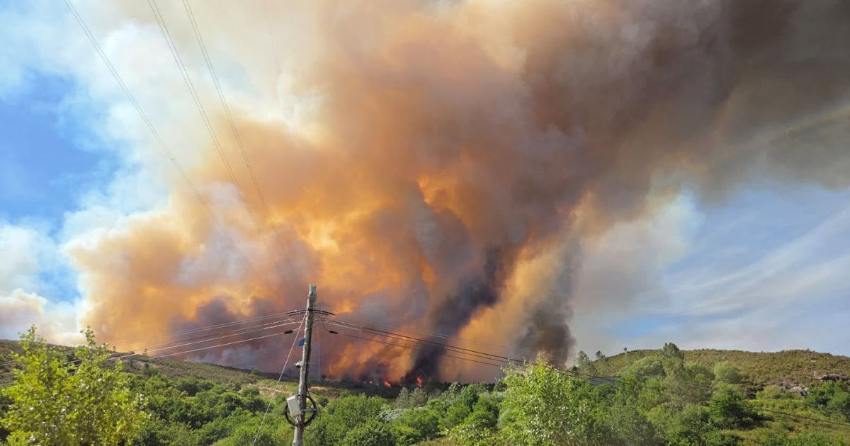 El incendio de Padrón quema al menos 100 hectáreas y obliga a movilizar ...